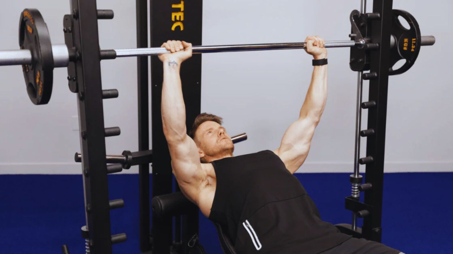 Smith Machine vs Bench Press Weight Difference Explained - XcelerateGyms