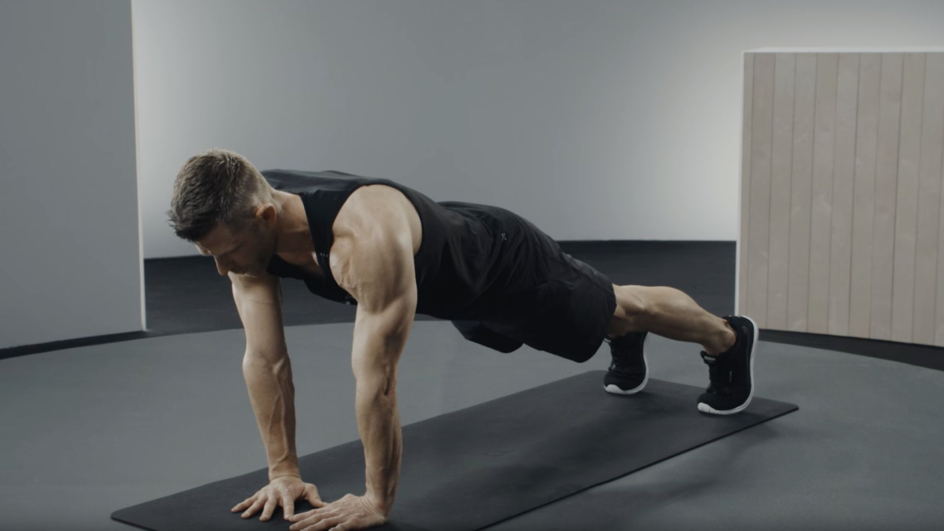 Romanian Squat: Benefits, Form & How It Differs From RDLs - XcelerateGyms